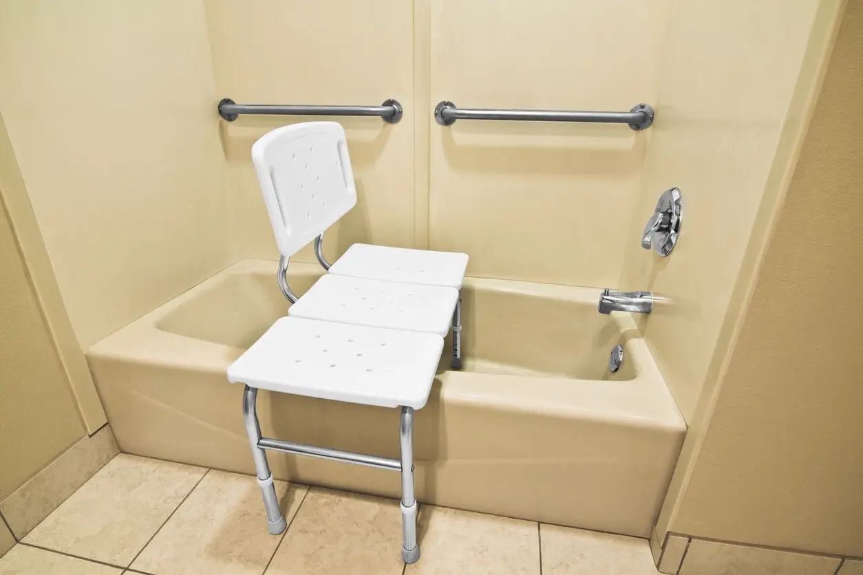 Choosing the Right Tub Transfer Bench: A Caregiver’s Checklist - Trualta
